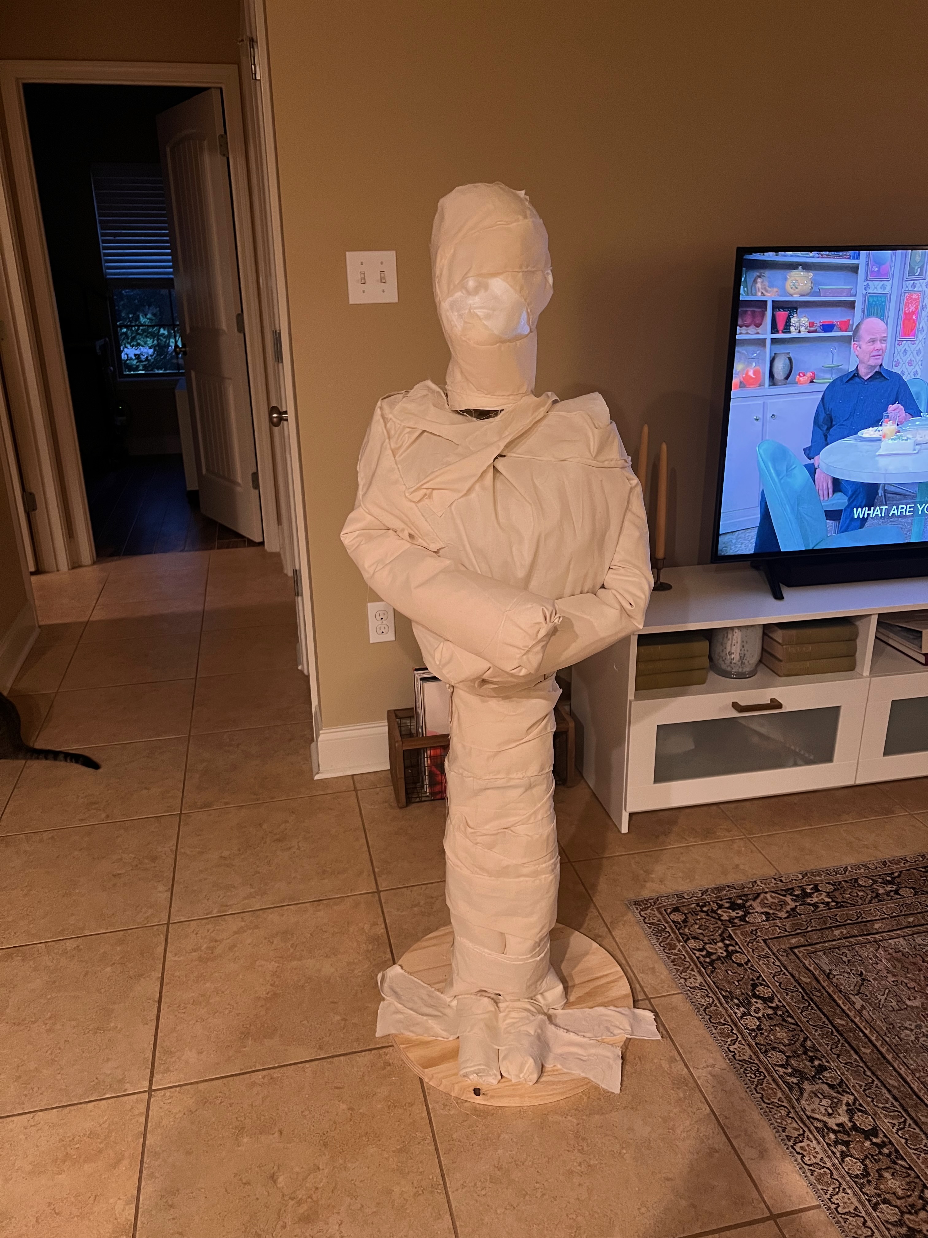 DIY Life-Sized Mummy for Halloween – the thrift whisperer