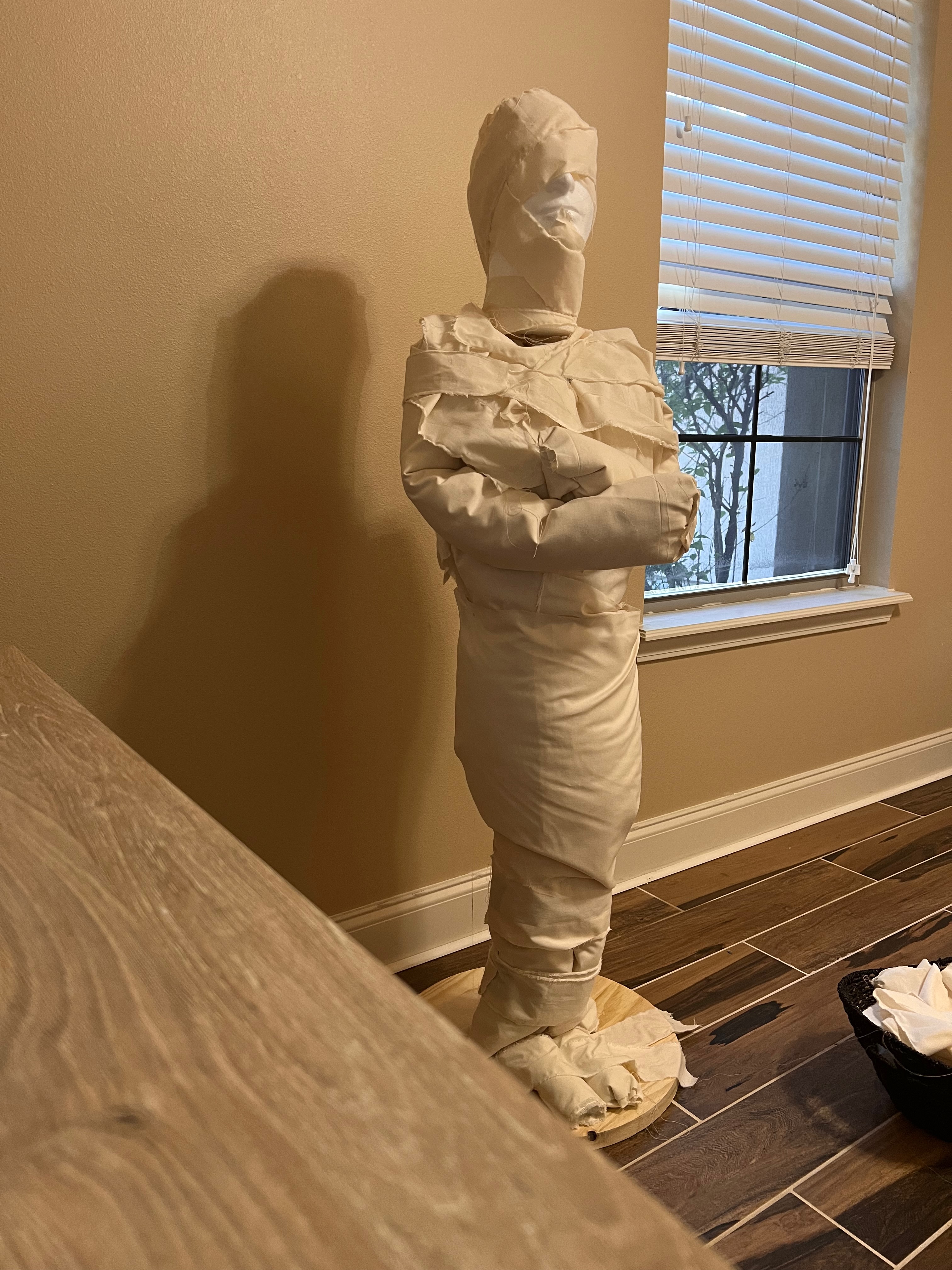 DIY Life-Sized Mummy for Halloween – the thrift whisperer