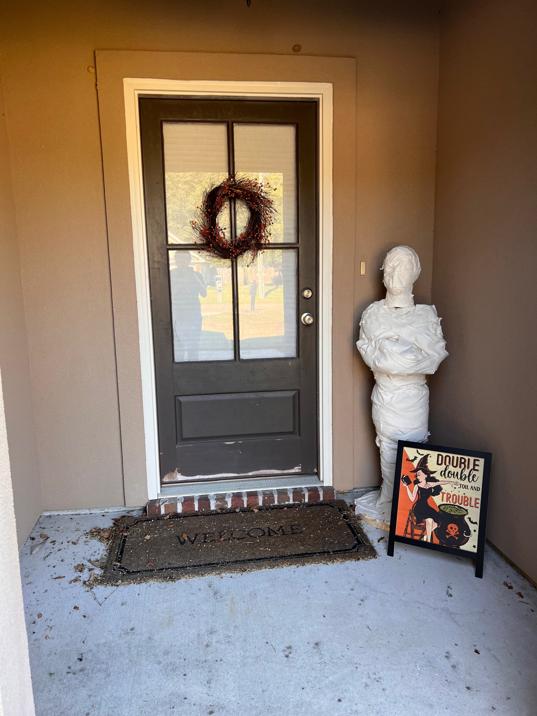 DIY Life-Sized Mummy for Halloween – the thrift whisperer